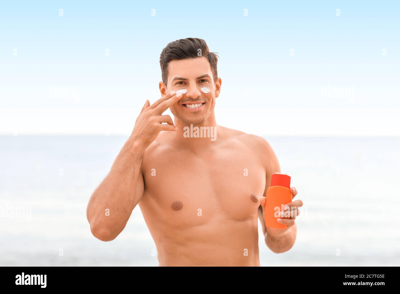 Applying sunscreen beach man hi-res stock photography and images - Alamy