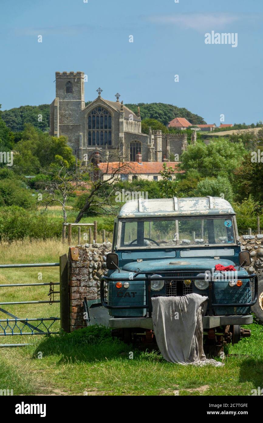 Land rover defender farm hi-res stock photography and images - Alamy
