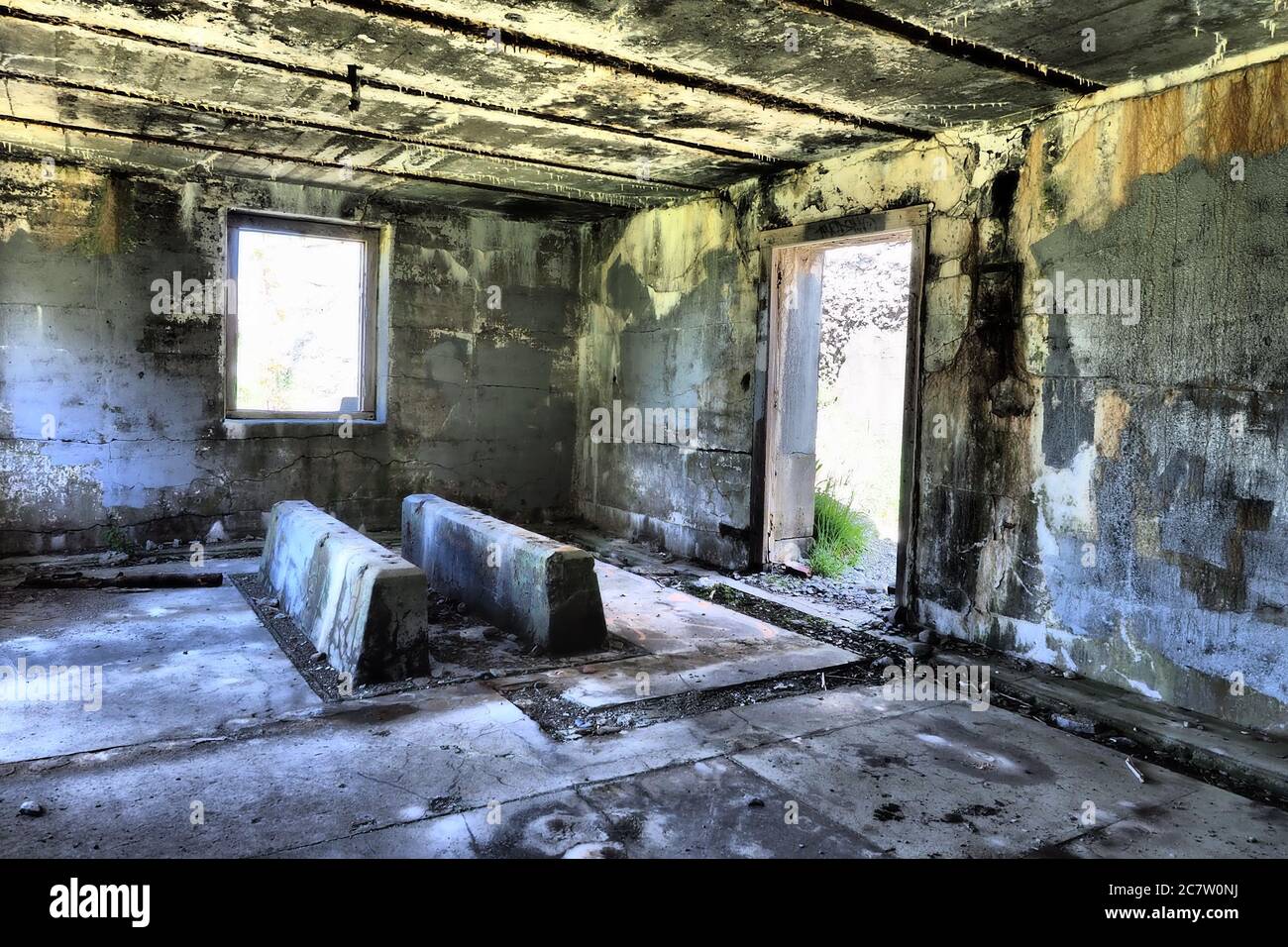 Inside view of an old abandoned building Stock Photo - Alamy