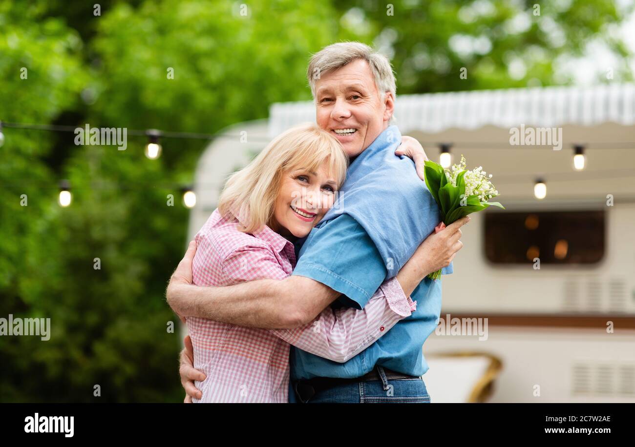 Couple hugging camper van hi-res stock photography and images - Alamy