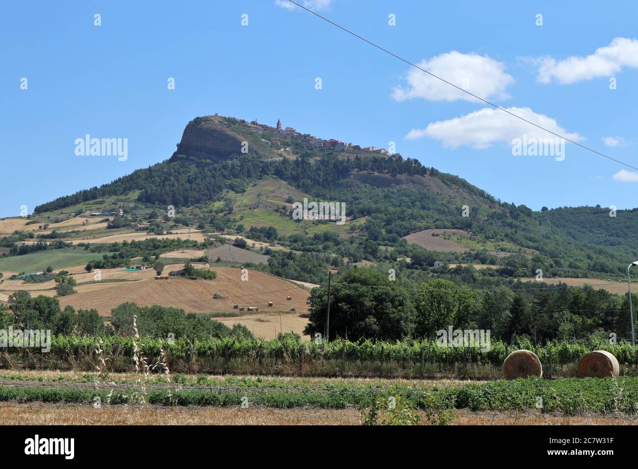 Cairano - Panorama del borgo da valle Stock Photo - Alamy