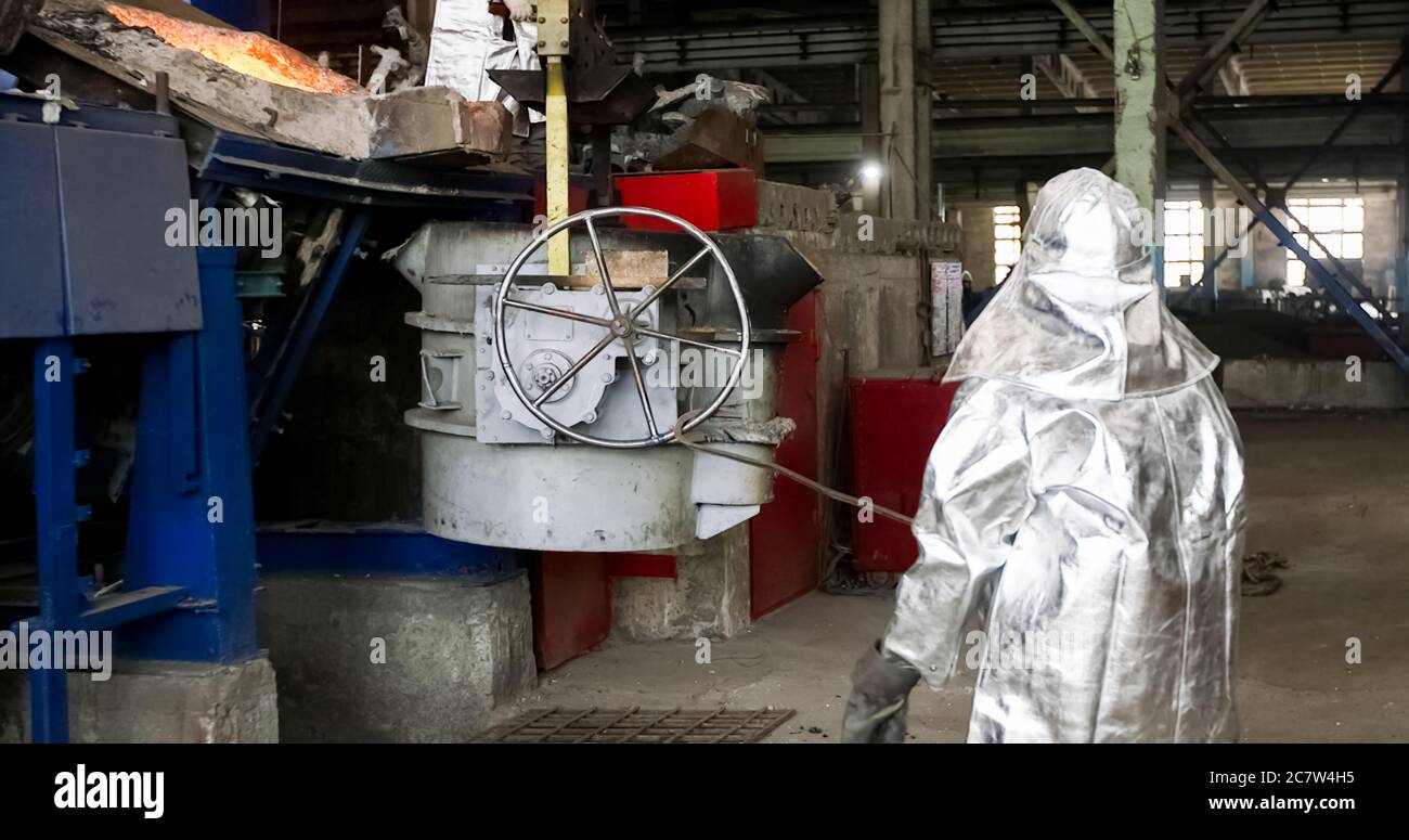 Aluminium casting pouring hi-res stock photography and images - Alamy