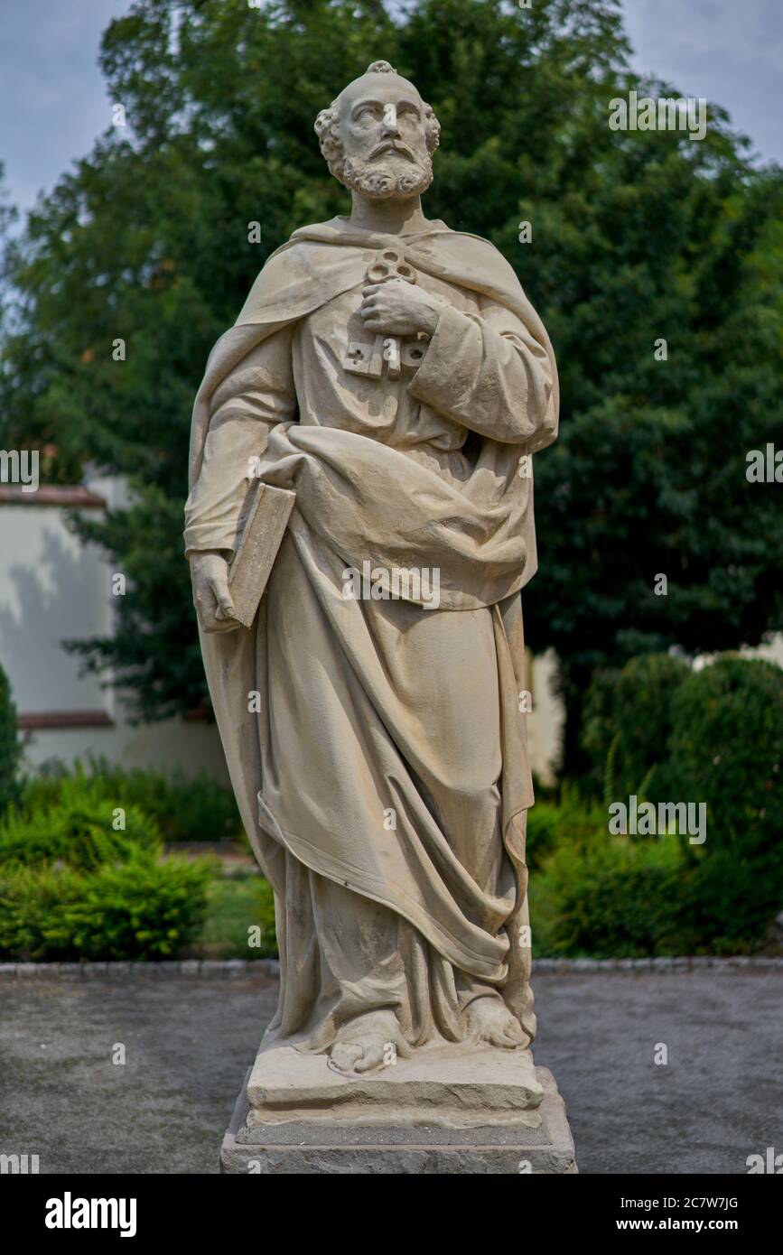 Saint peters statue hi-res stock photography and images - Alamy