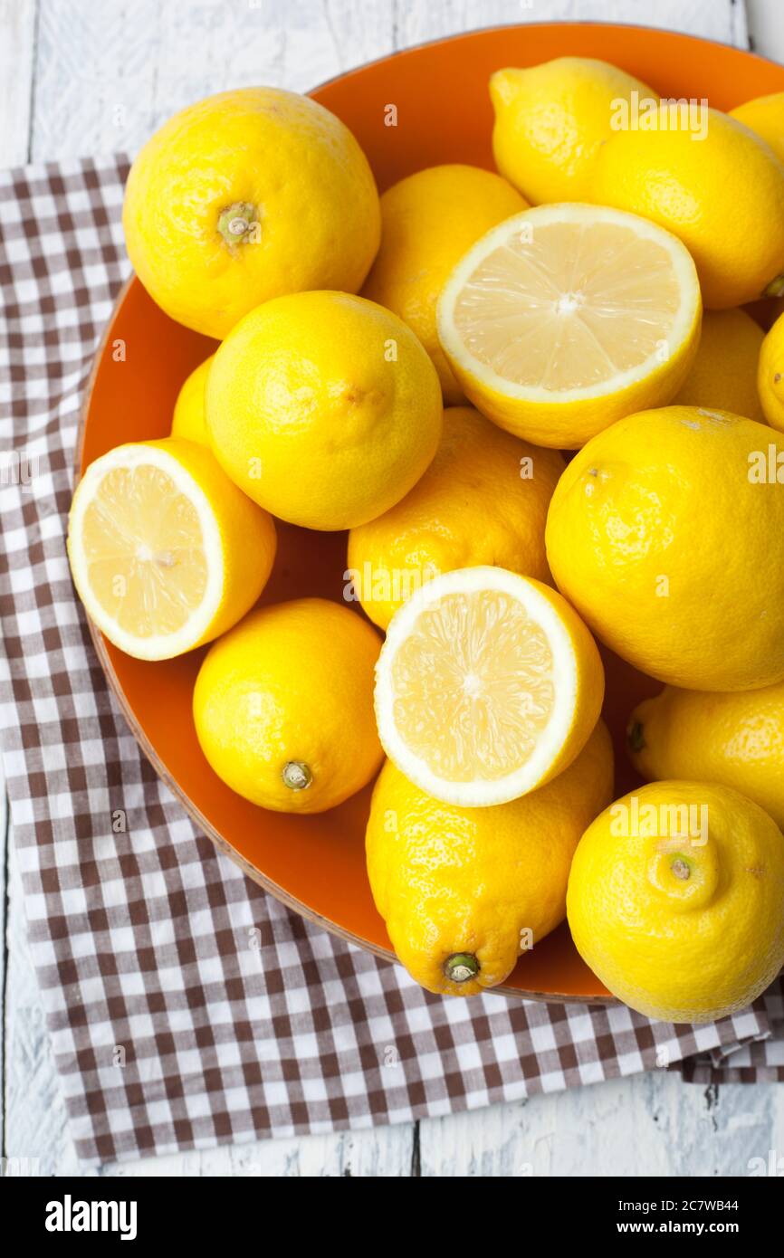 Lemons in white bowl hi-res stock photography and images - Alamy