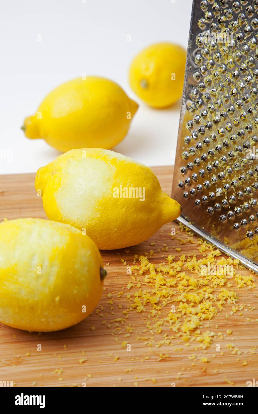 Lemon being squeezed hi-res stock photography and images - Alamy