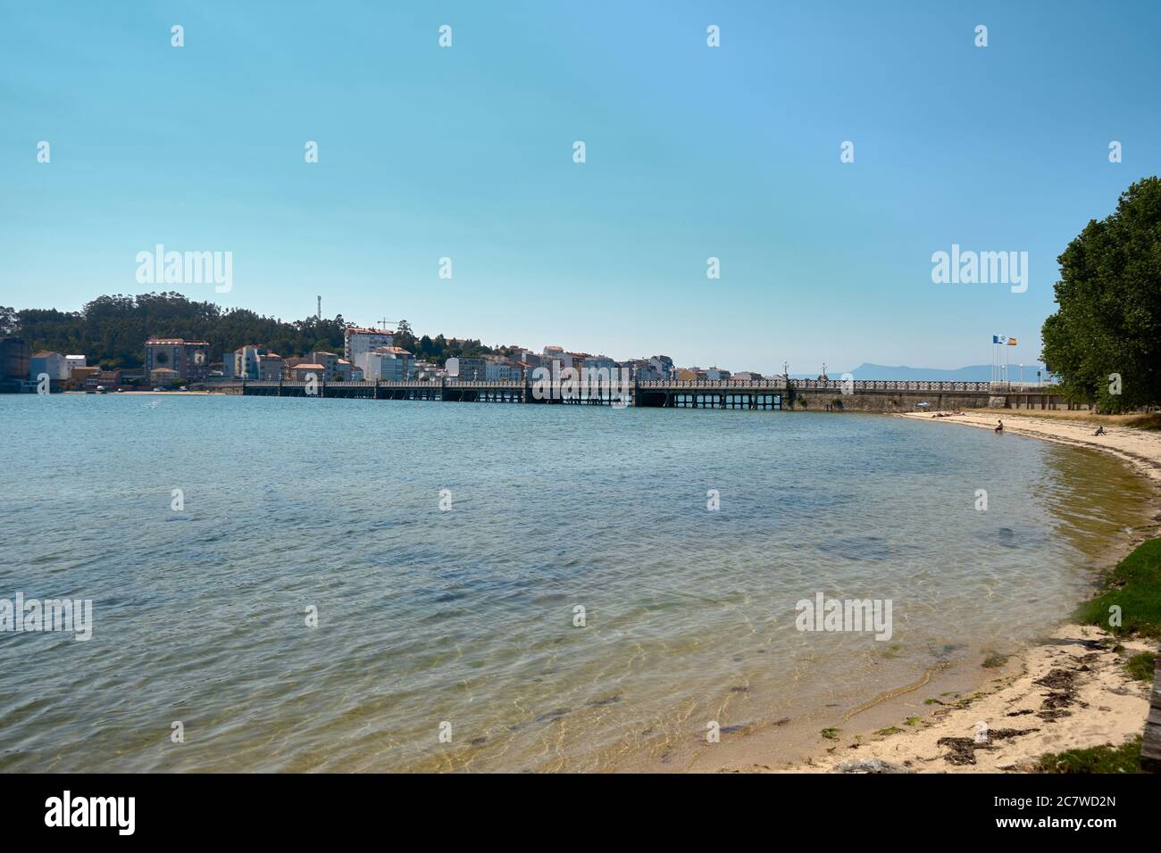 Beach overlooking the famous bridge of the island of la toja Stock ...