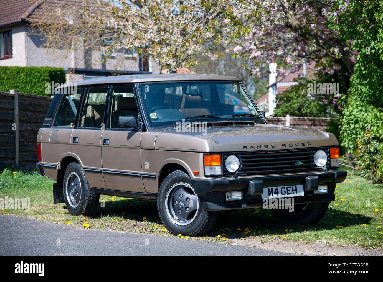 Range Rover Vogue Side High Resolution Stock Photography and Images - Alamy