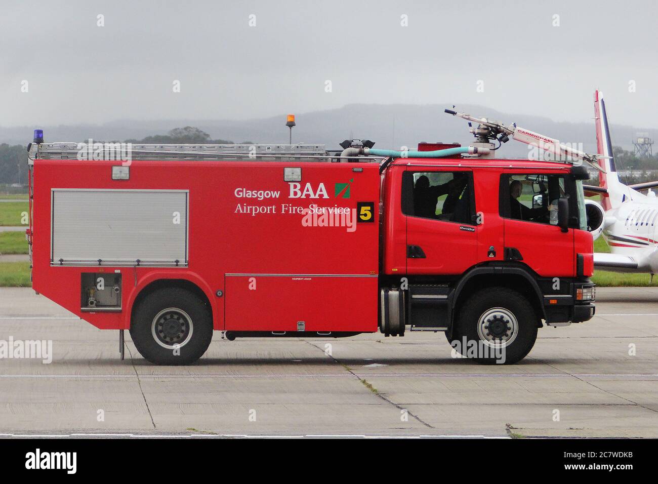 Airport fire engine hi-res stock photography and images - Alamy