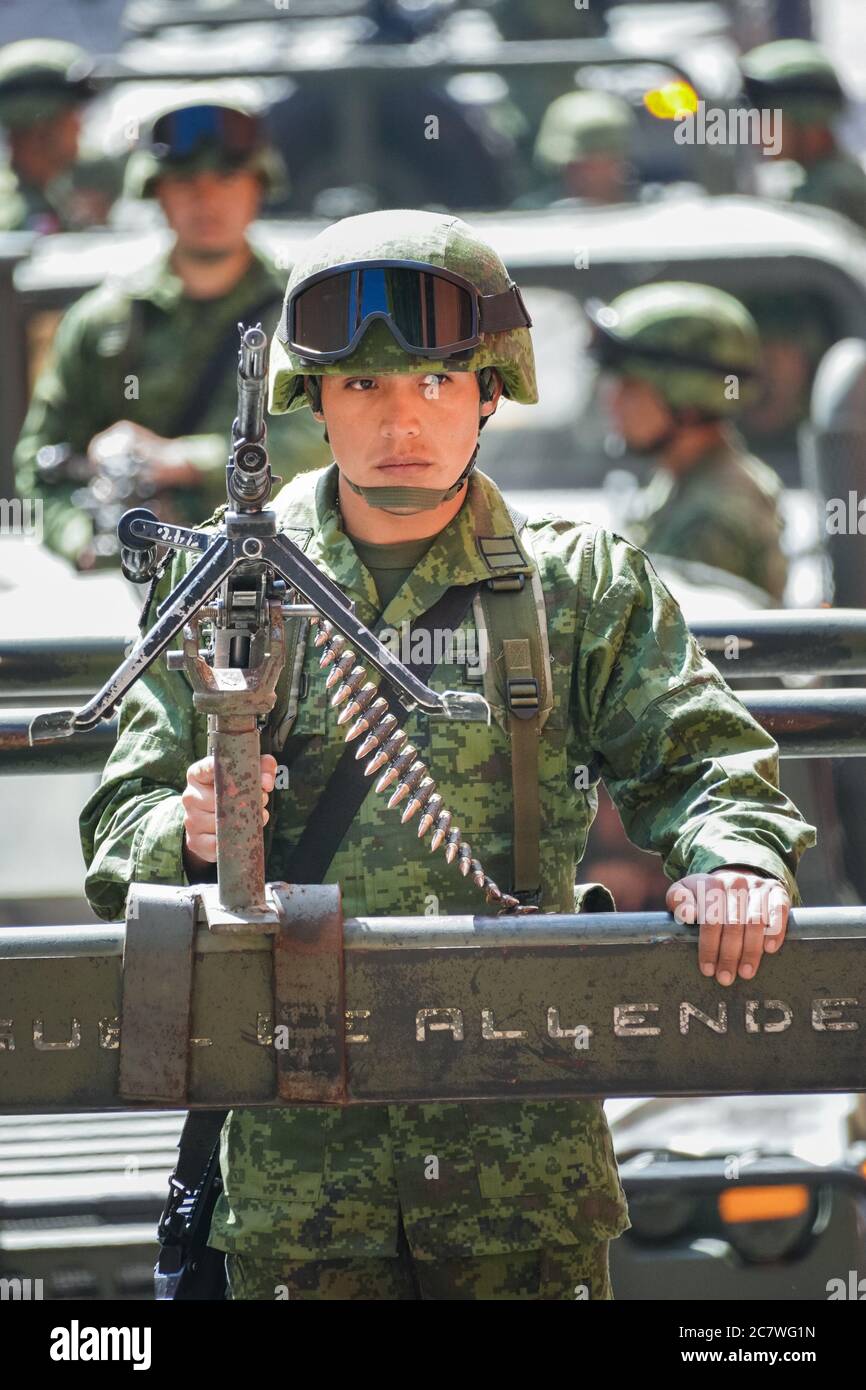 Mexican army uniform hi-res stock photography and images - Alamy