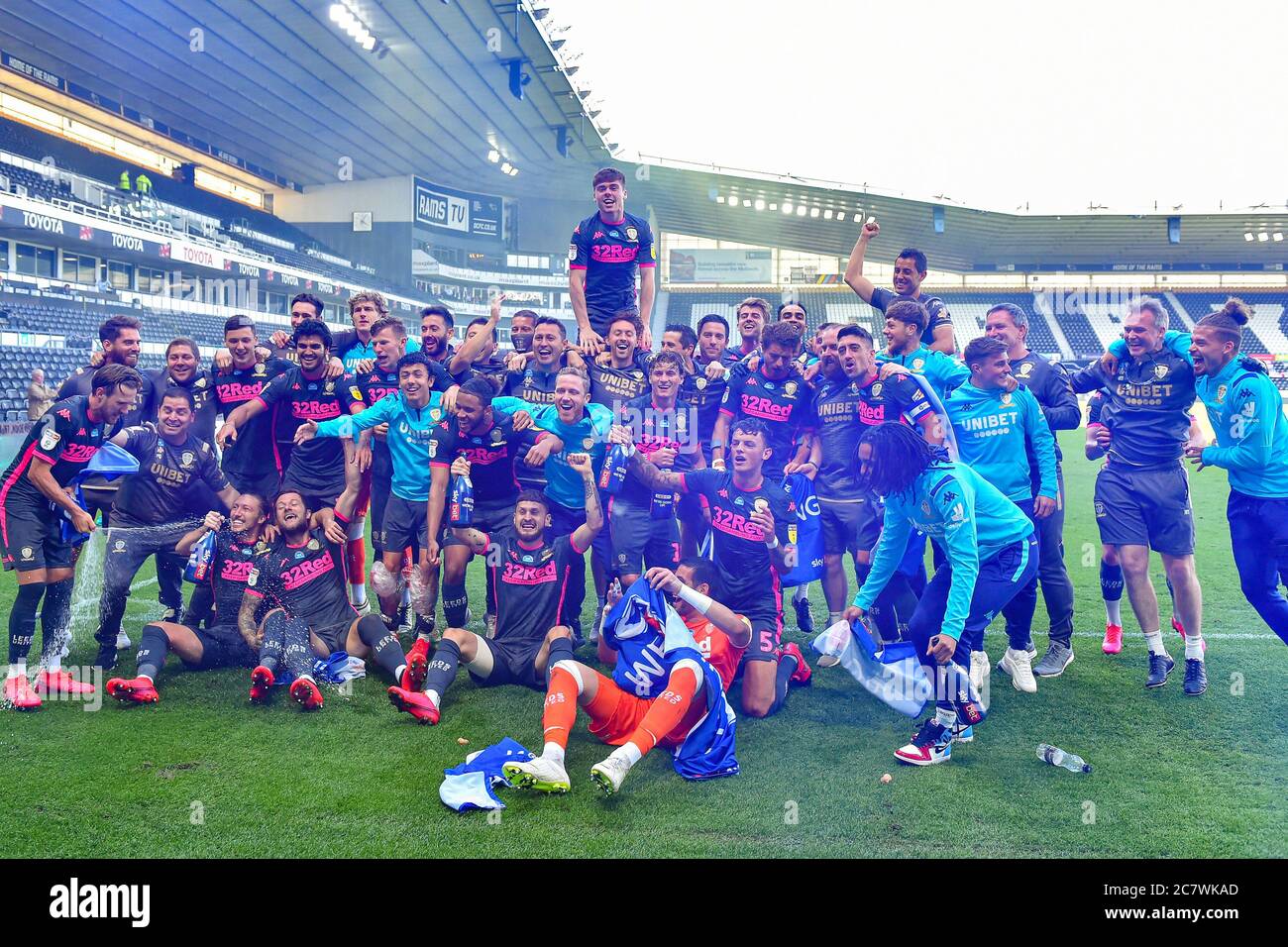 Leeds United players celebrate as they are promoted to the Premier ...