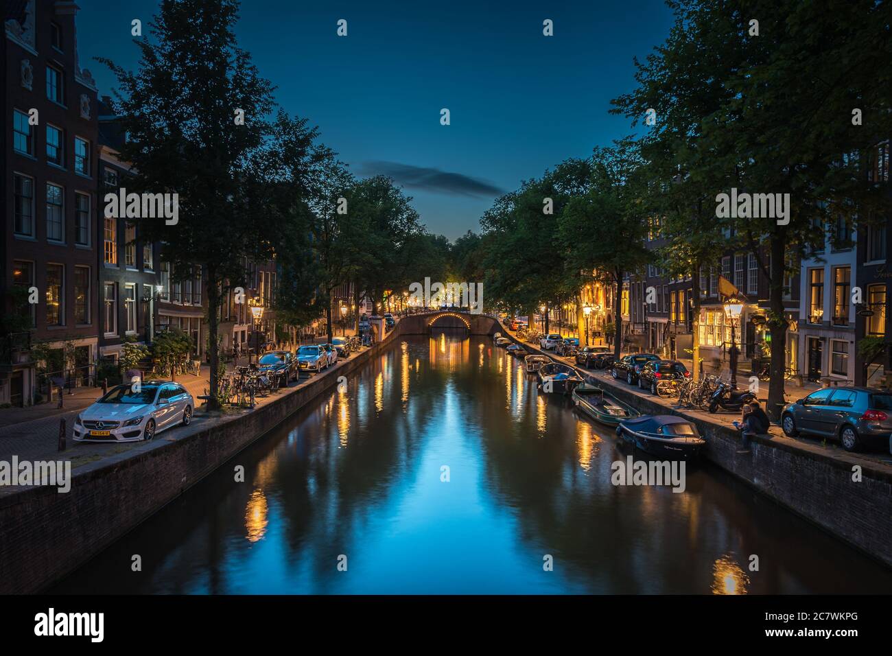 Amsterdam canal street view night hi-res stock photography and images ...