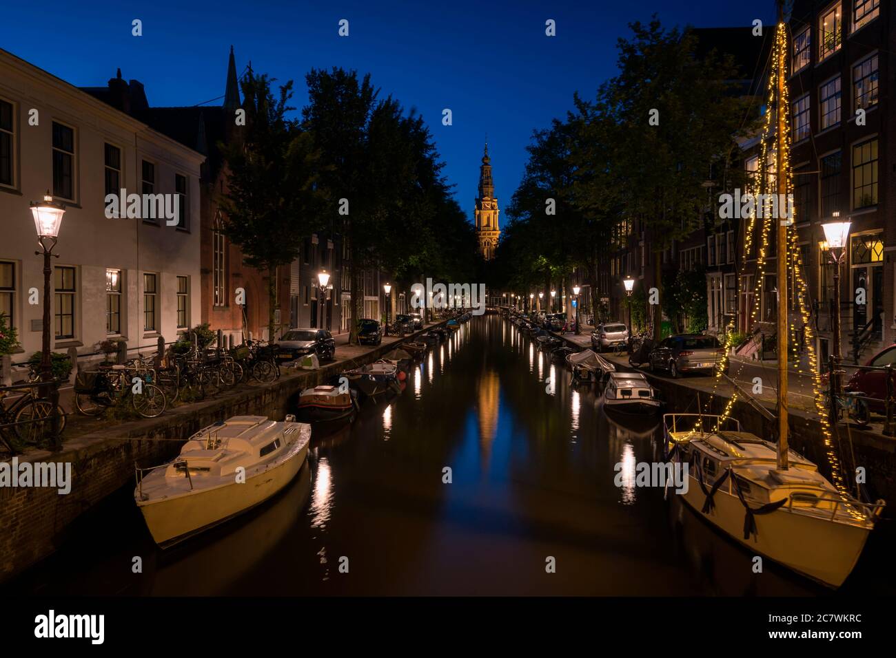 Amsterdam canal street view night hi-res stock photography and images ...