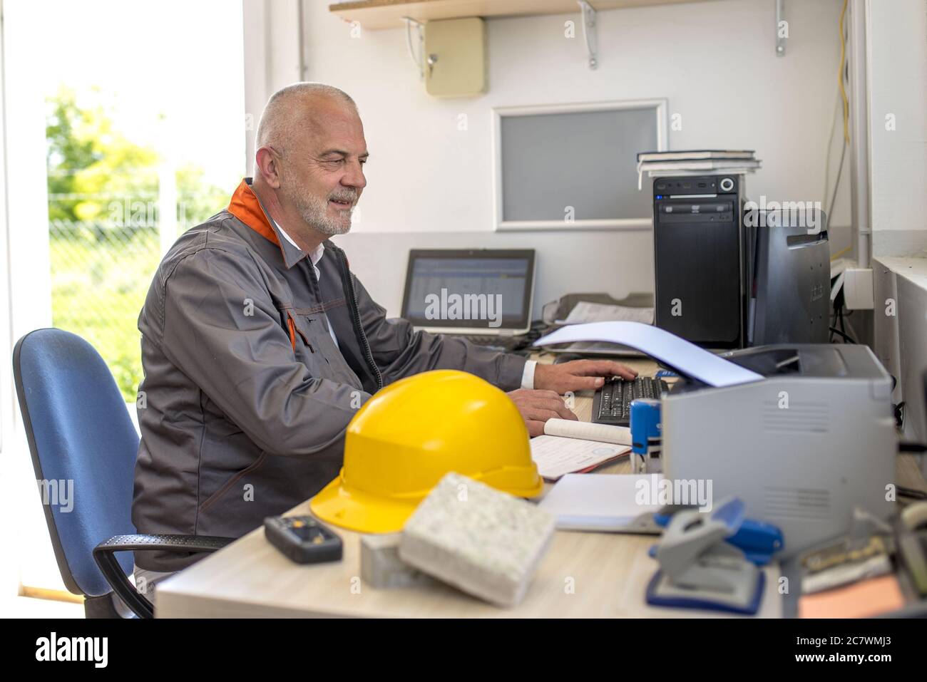 Control room operator at the ready mix concrete plant Stock Photo - Alamy