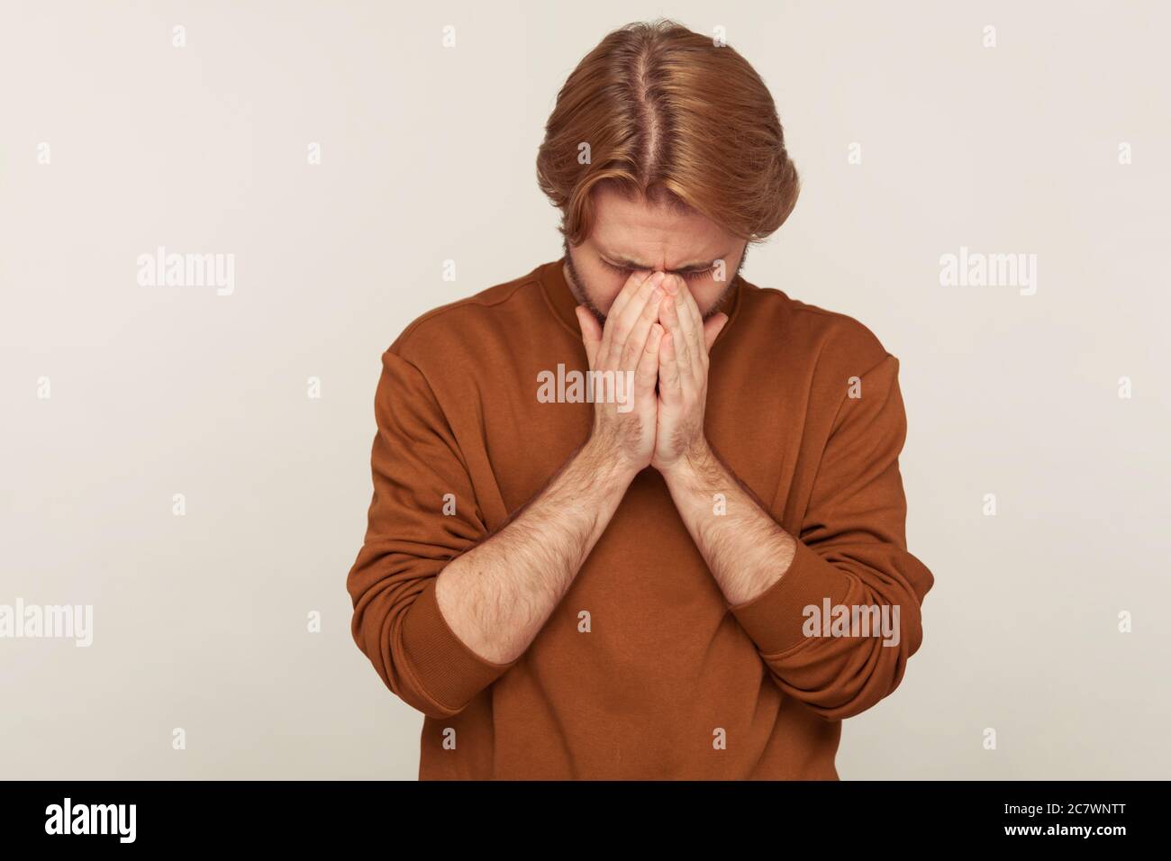 Man bowing hi-res stock photography and images - Alamy