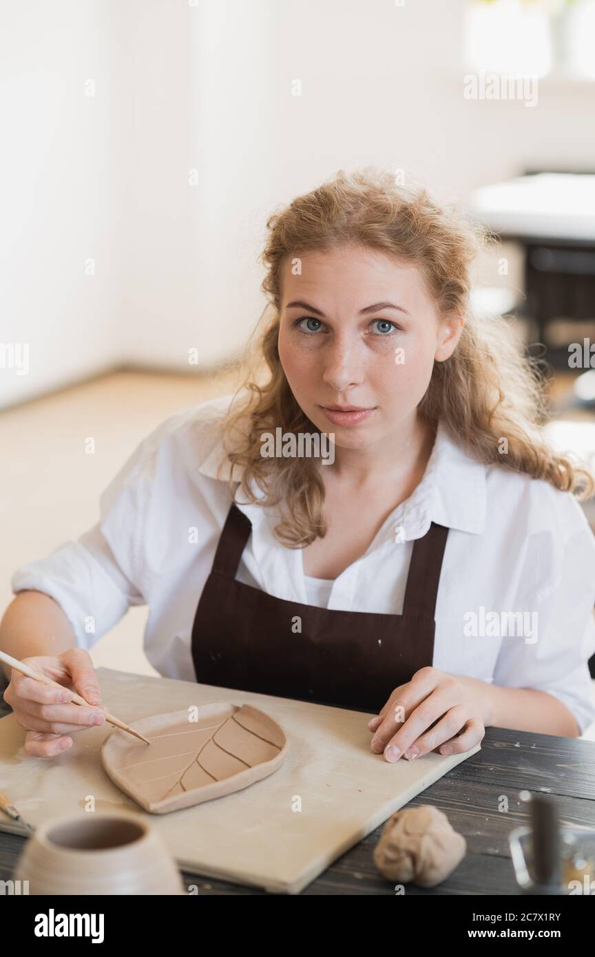 Close up woman decorating plate hi-res stock photography and images - Alamy