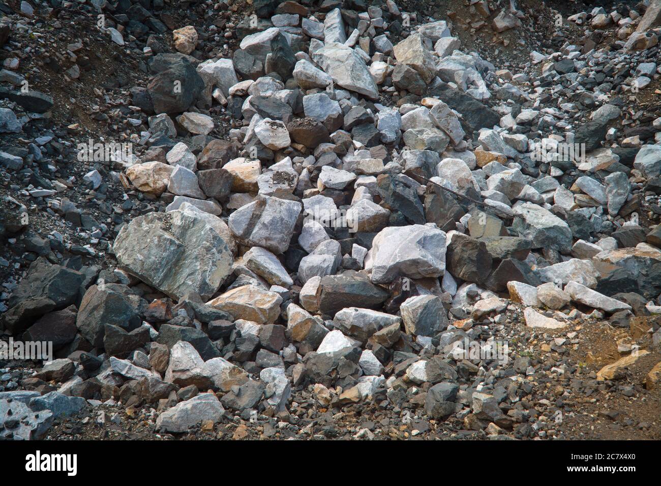 The texture of large stones in a quarry for the extraction of stone ...