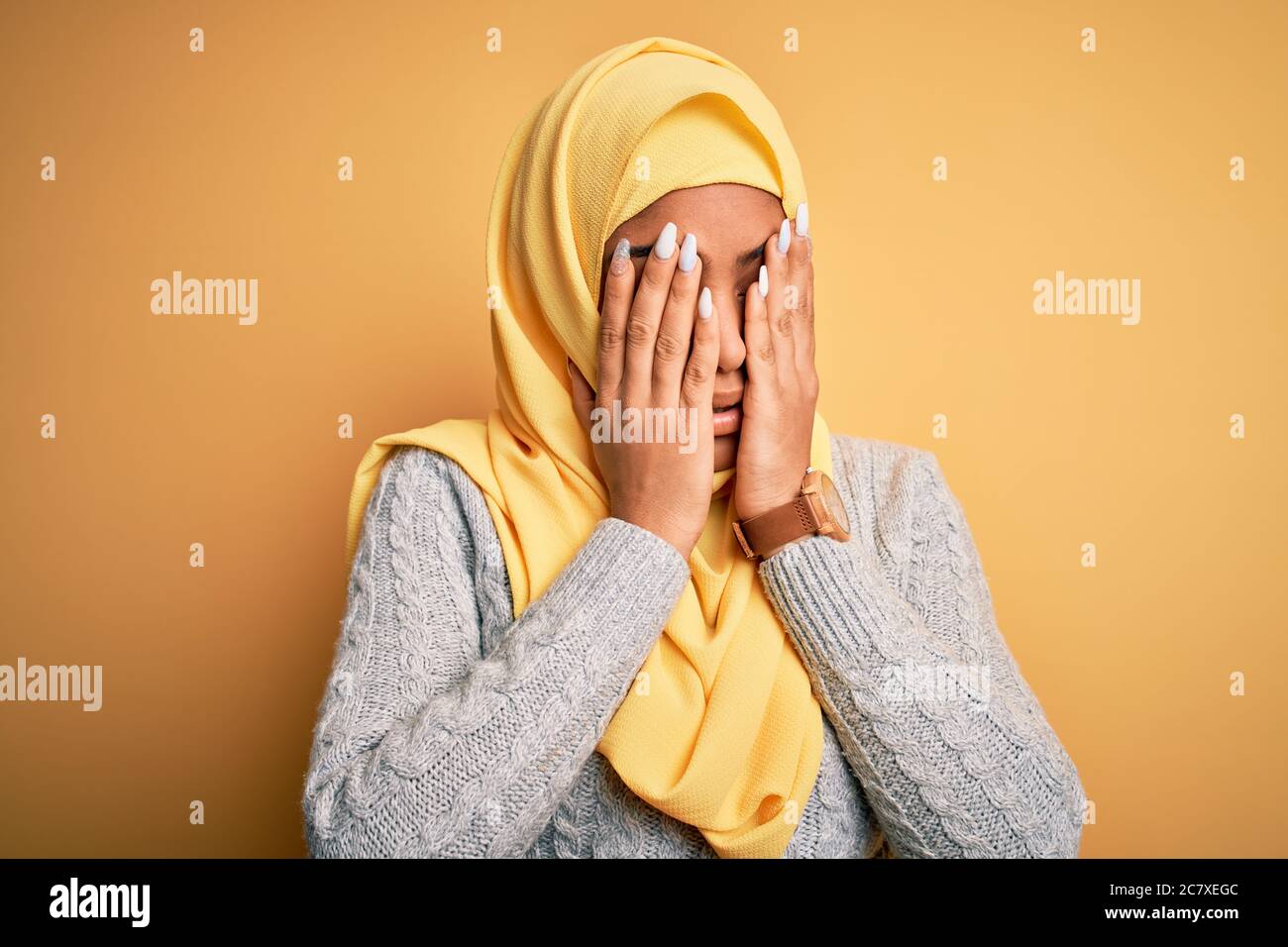 Beautiful muslim girl crying face hi-res stock photography and images ...