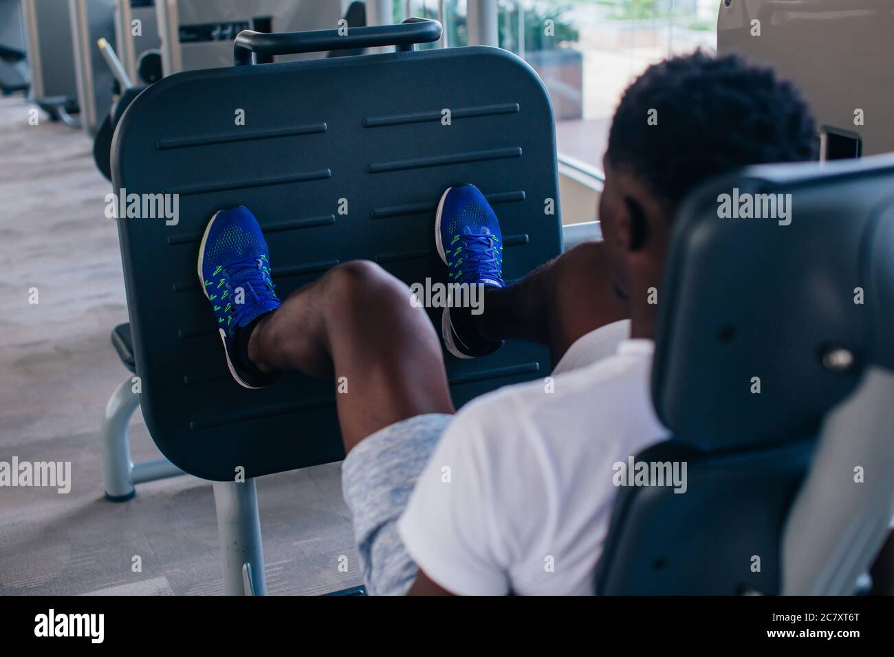 Man leg press gym hi-res stock photography and images - Alamy