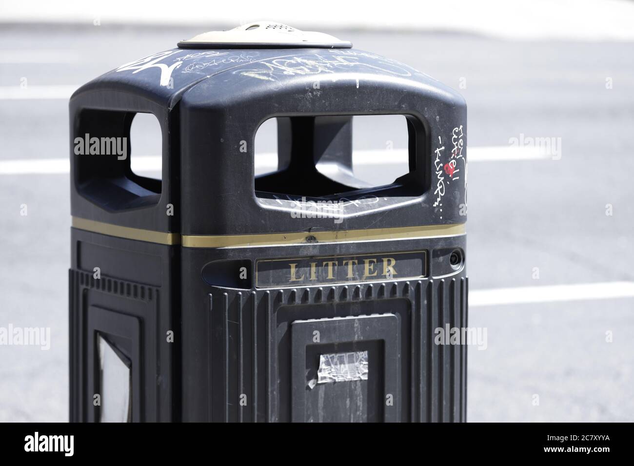 Metal bin side view hi-res stock photography and images - Alamy