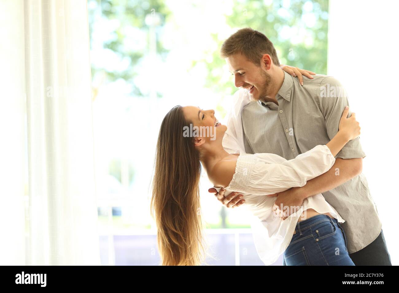 Couple romantic dance in hotel room hi-res stock photography and images ...