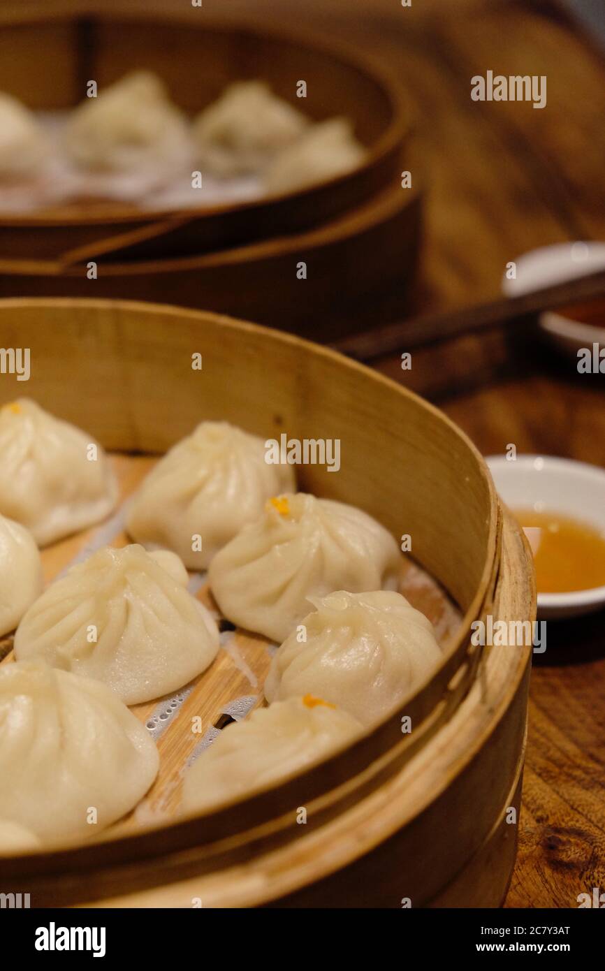 Steamed chinese soup dumpling hi-res stock photography and images - Alamy