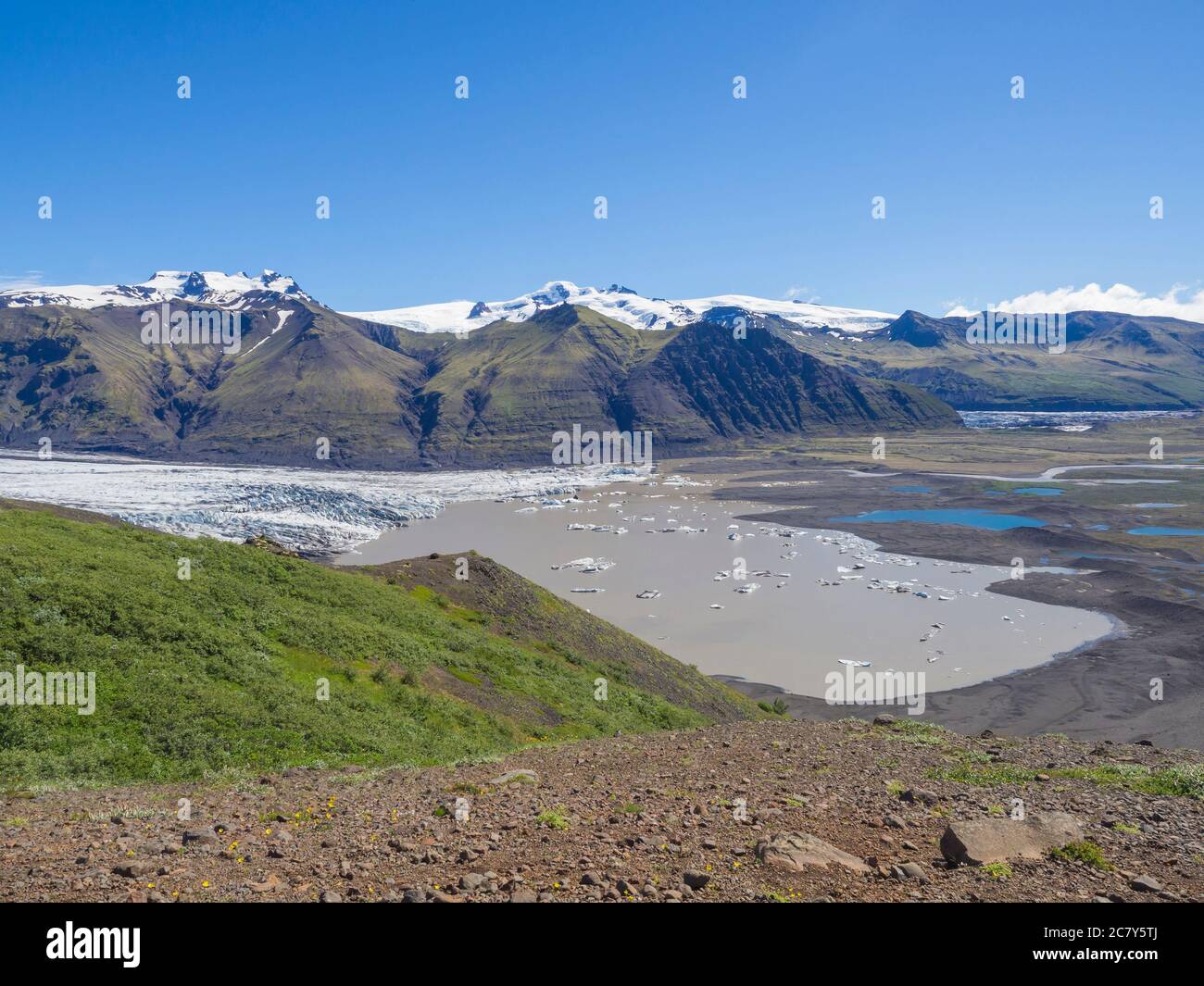 View on glacier lagoon with icebergs and tongue of Skaftafellsjokull ...