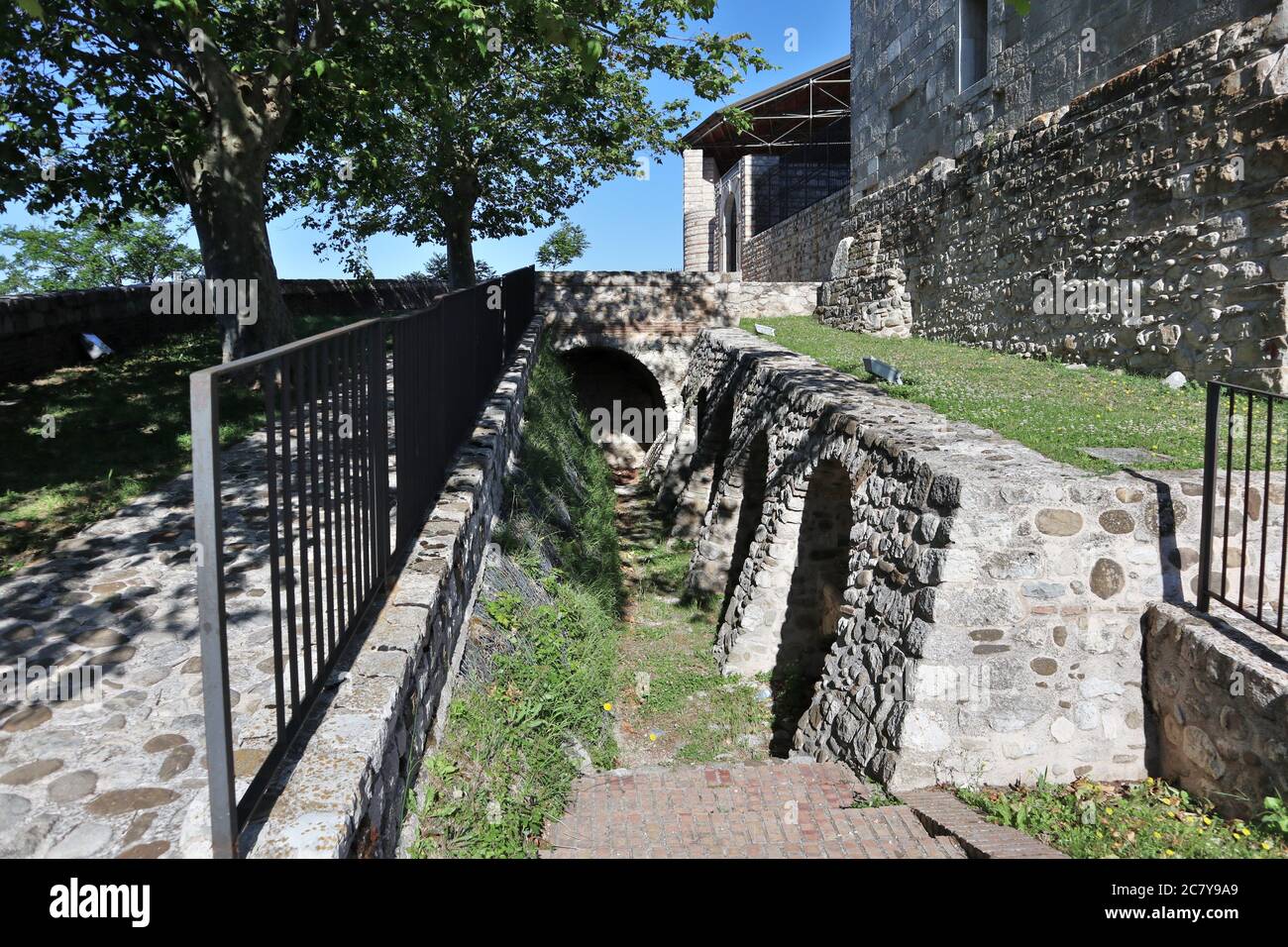Fossato del castello hi-res stock photography and images - Alamy