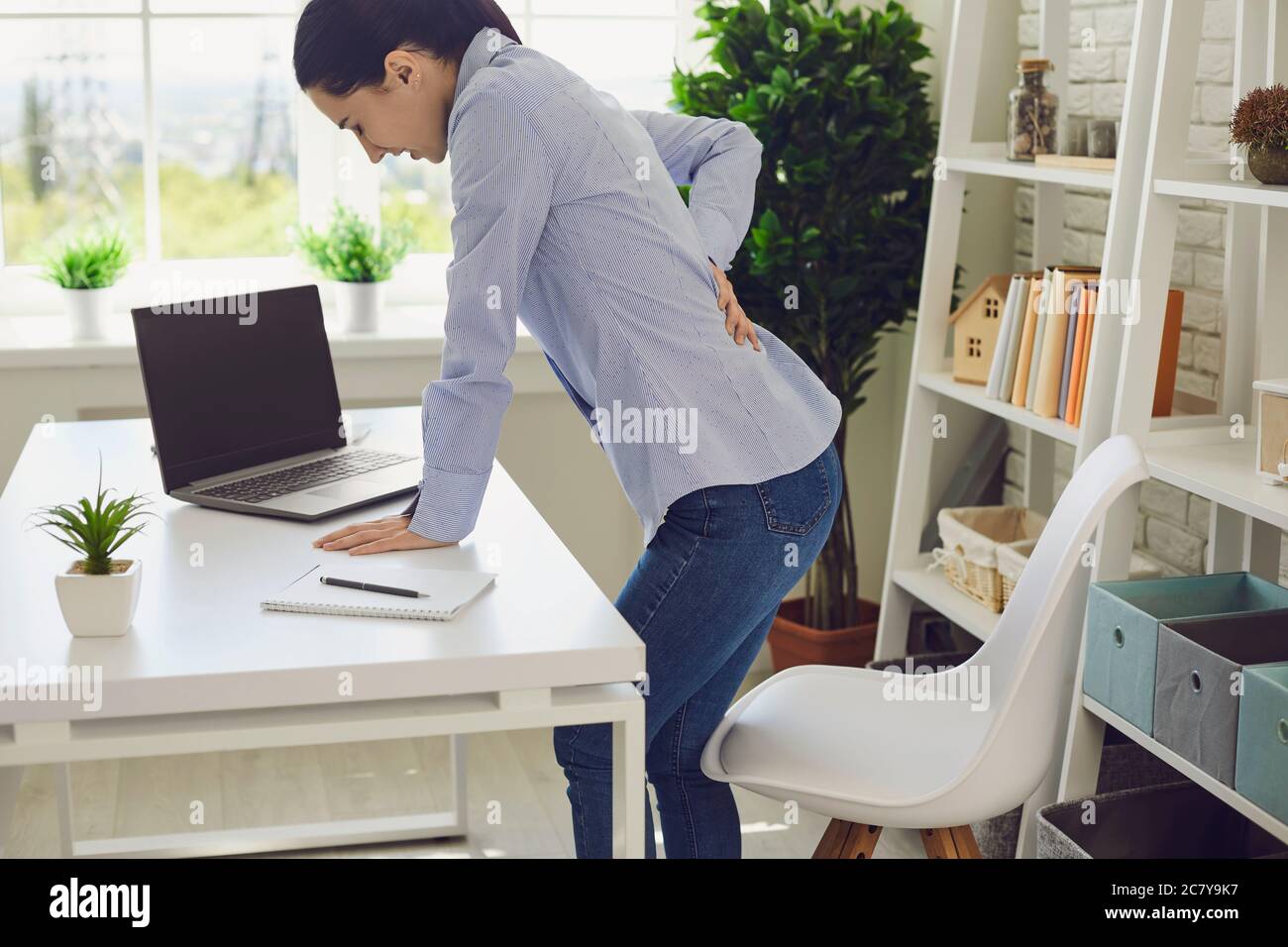 Back screen laptop woman hi-res stock photography and images - Alamy