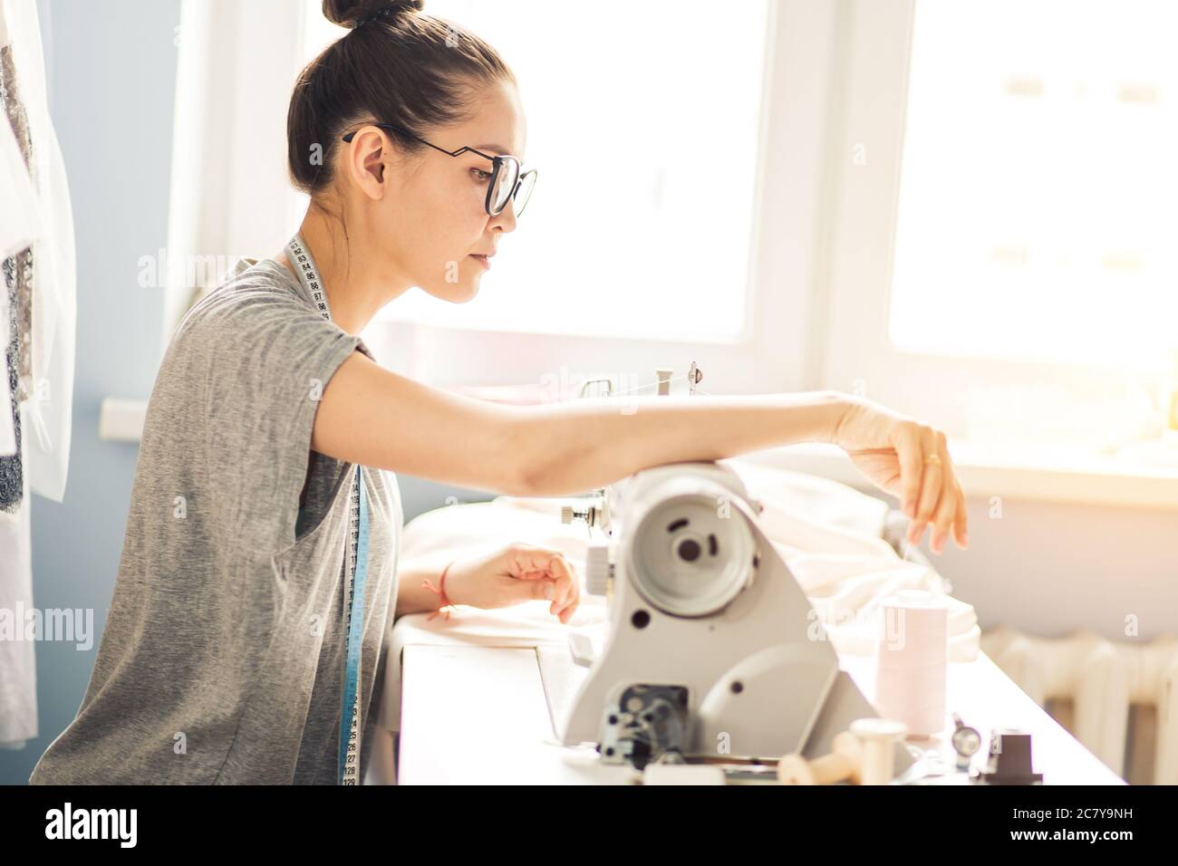 Woman tailor working on sewing machine. Hands. close up. Tailoring ...