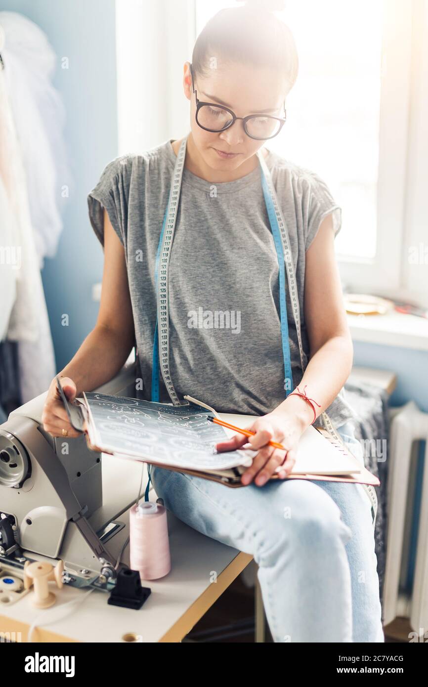 Tailor cloth samples hi-res stock photography and images - Alamy