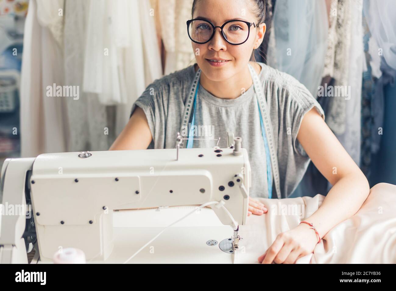Woman tailor working on sewing machine. Hands. close up. Tailoring ...