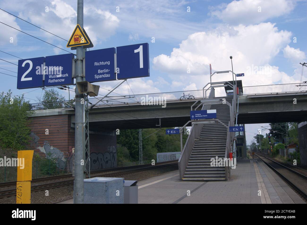 Der Regionalbahnhof Berlin-Staaken am Nennhauser Damm Stock Photo - Alamy