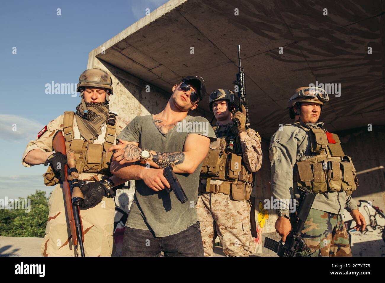 Standing soldier aiming rifle hi-res stock photography and images - Alamy