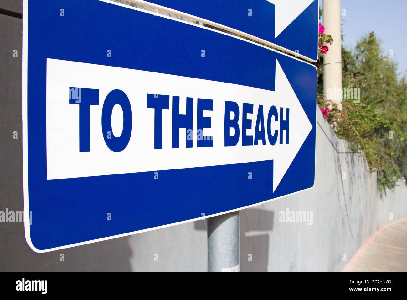 blue metal beach sign - to the beach Stock Photo - Alamy