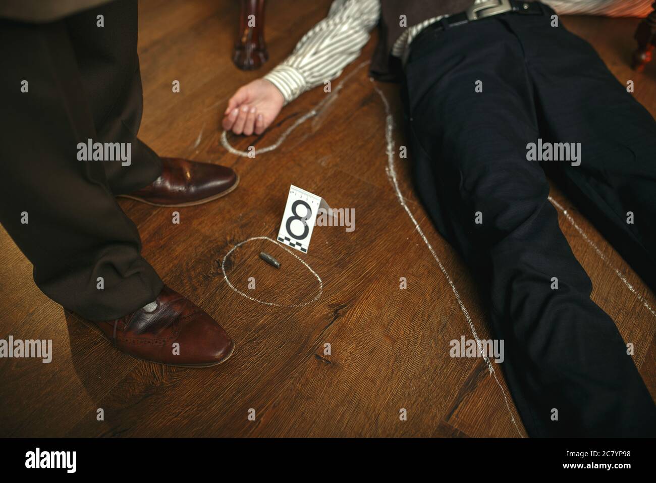 Detective and victim's body circled with chalk Stock Photo - Alamy