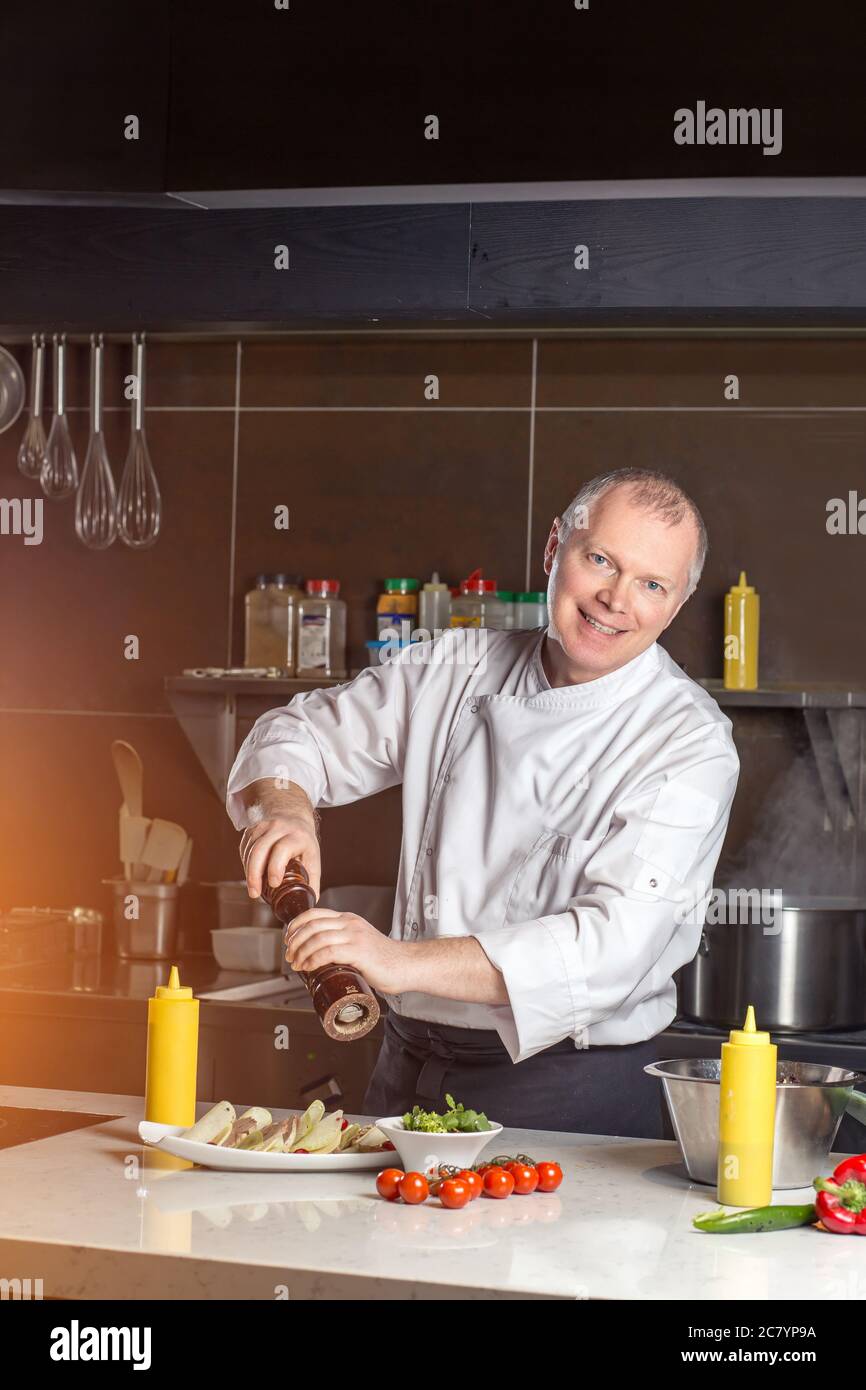 Woman in kitchen grinding pepper hi-res stock photography and images ...