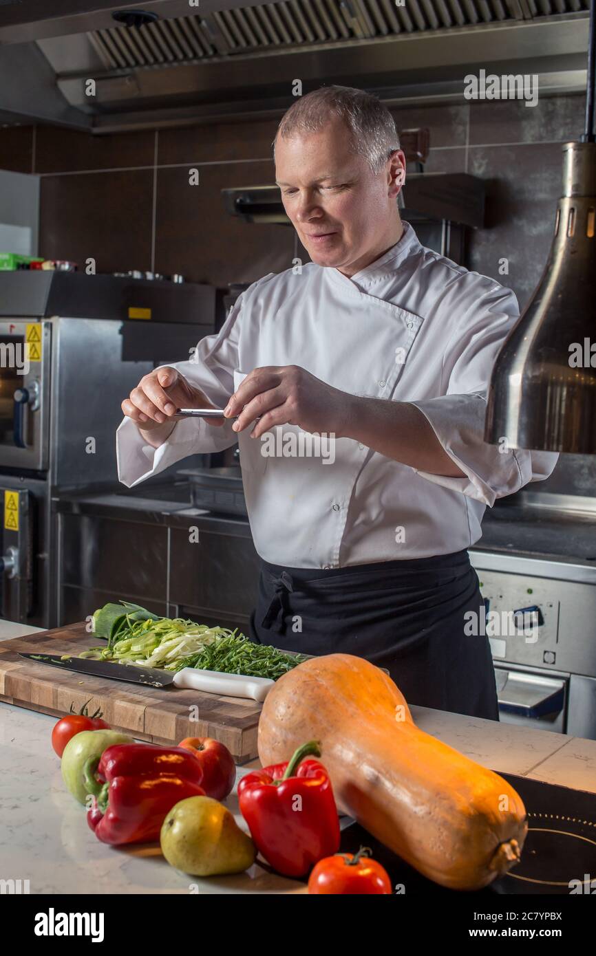 chef shoot of food on smartphone Stock Photo - Alamy
