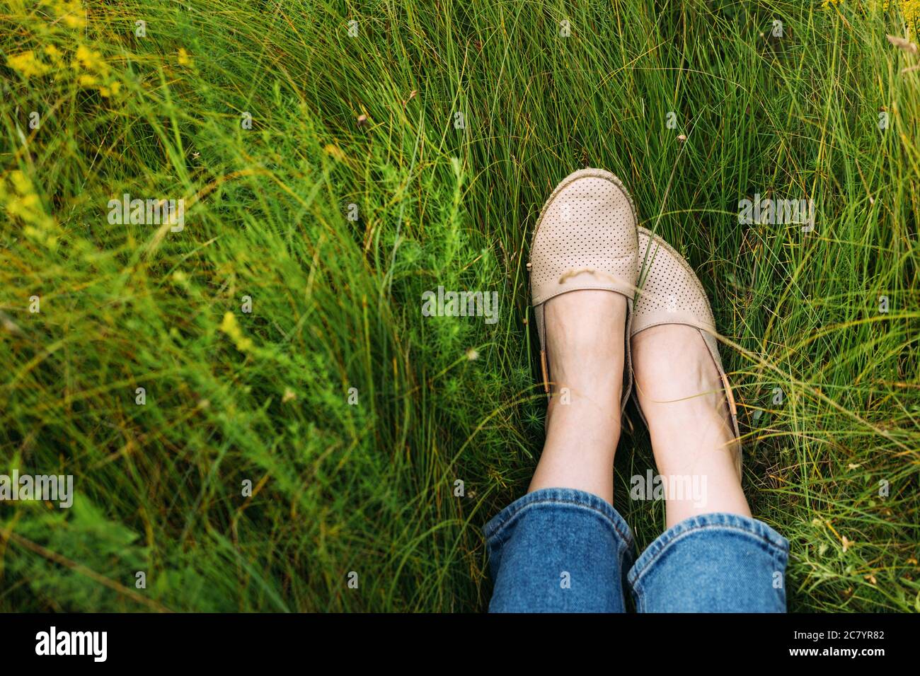 Female feet on green grass hi-res stock photography and images - Alamy