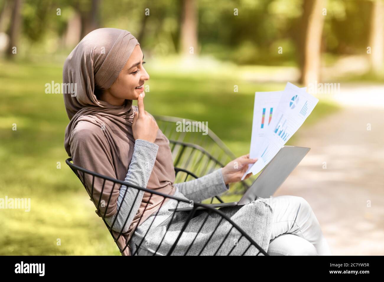 Hijab woman accountant hi-res stock photography and images - Alamy