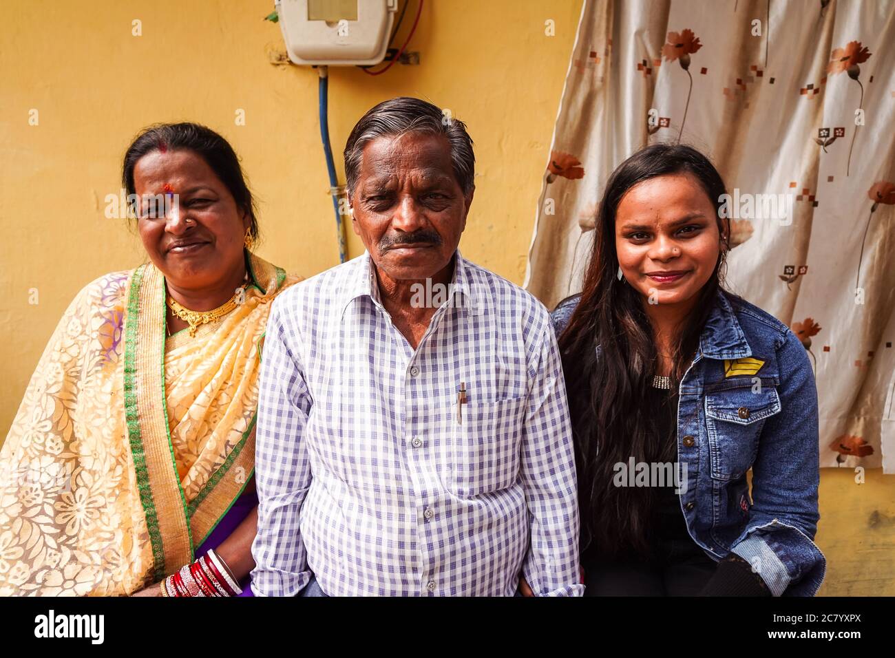 Indian family portrait hi-res stock photography and images - Alamy