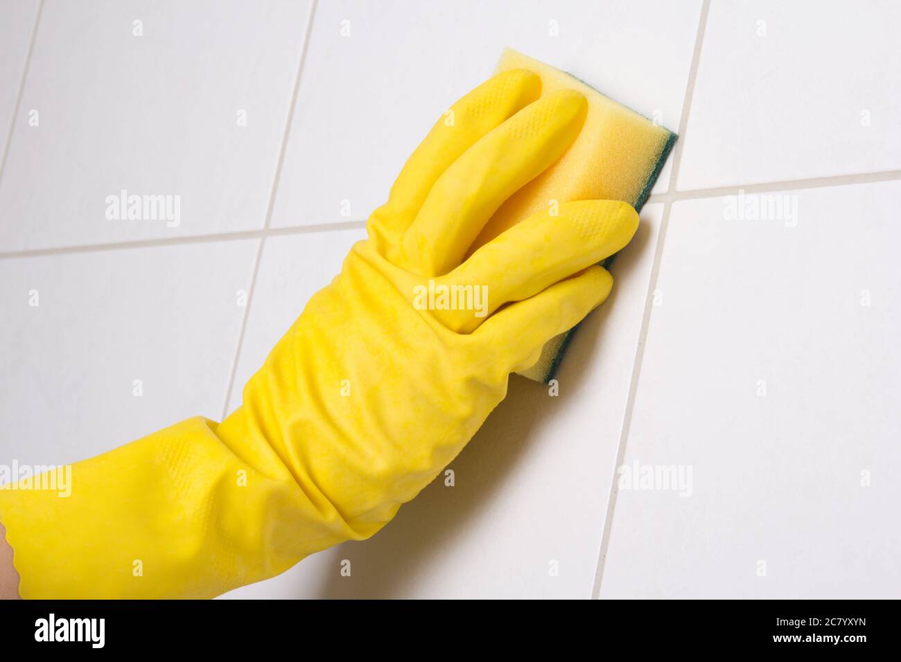 hand with rag cleaning the bathroom tiles Stock Photo - Alamy