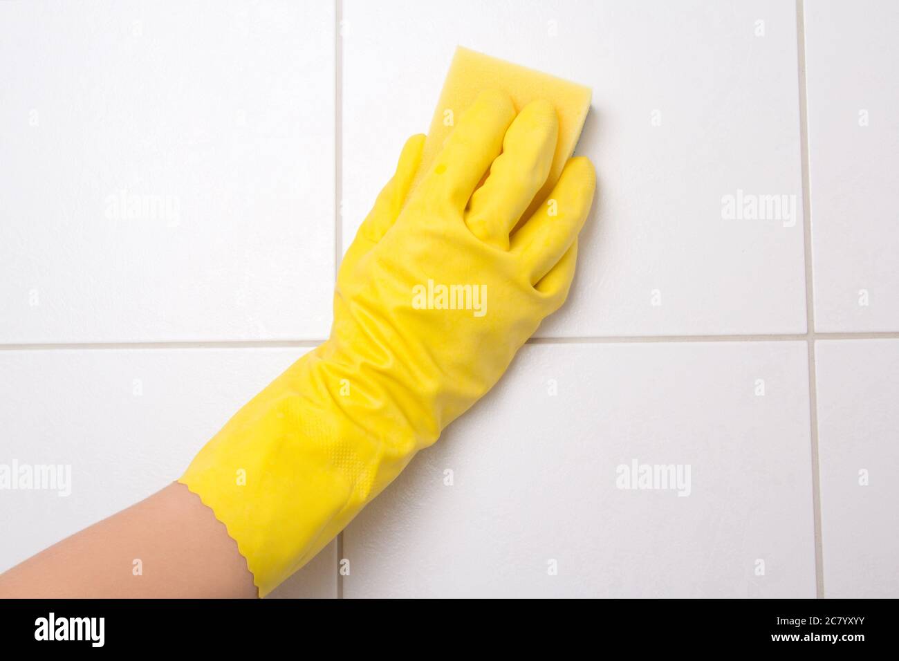 hand with rag cleaning the bathroom tiles Stock Photo - Alamy