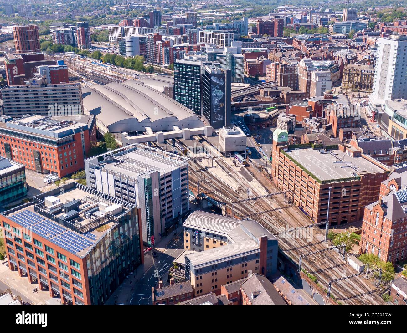 Leeds train station hi-res stock photography and images - Alamy