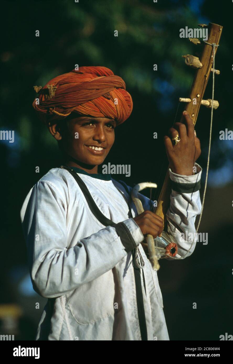 Play a string instrument hi-res stock photography and images - Alamy