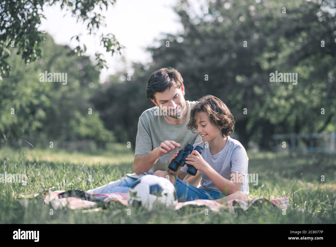 Father boy explaining teen hi-res stock photography and images - Alamy