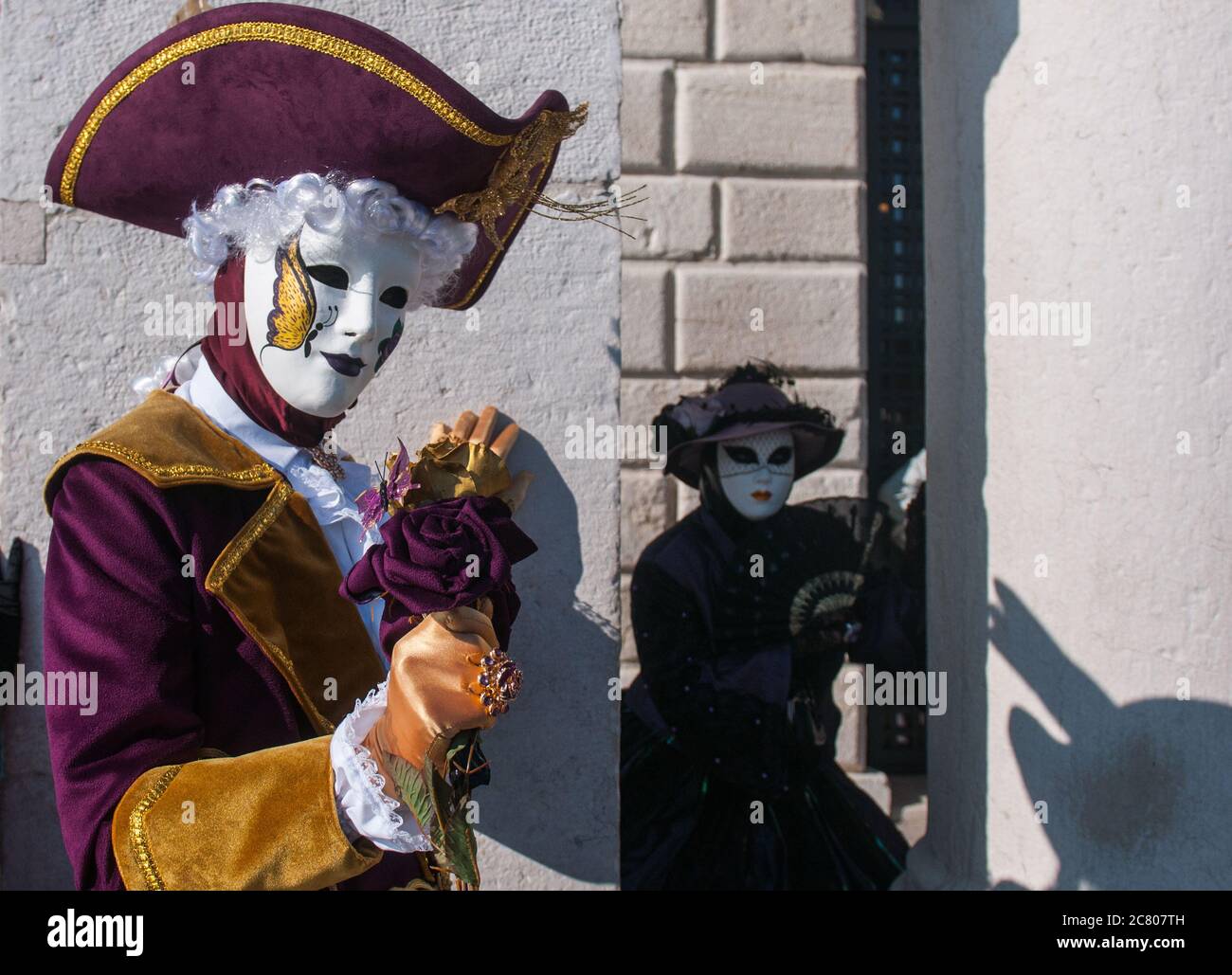 Two masks poses during Venice Carnival Stock Photo - Alamy
