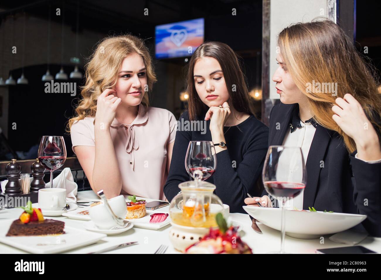 Bestfriends dinner hi-res stock photography and images - Alamy