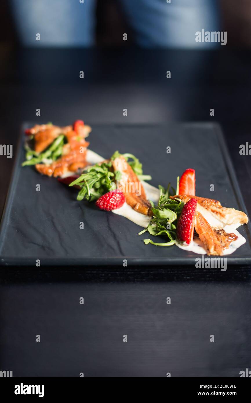 Cooks grilling meat in restaurant hi-res stock photography and images ...
