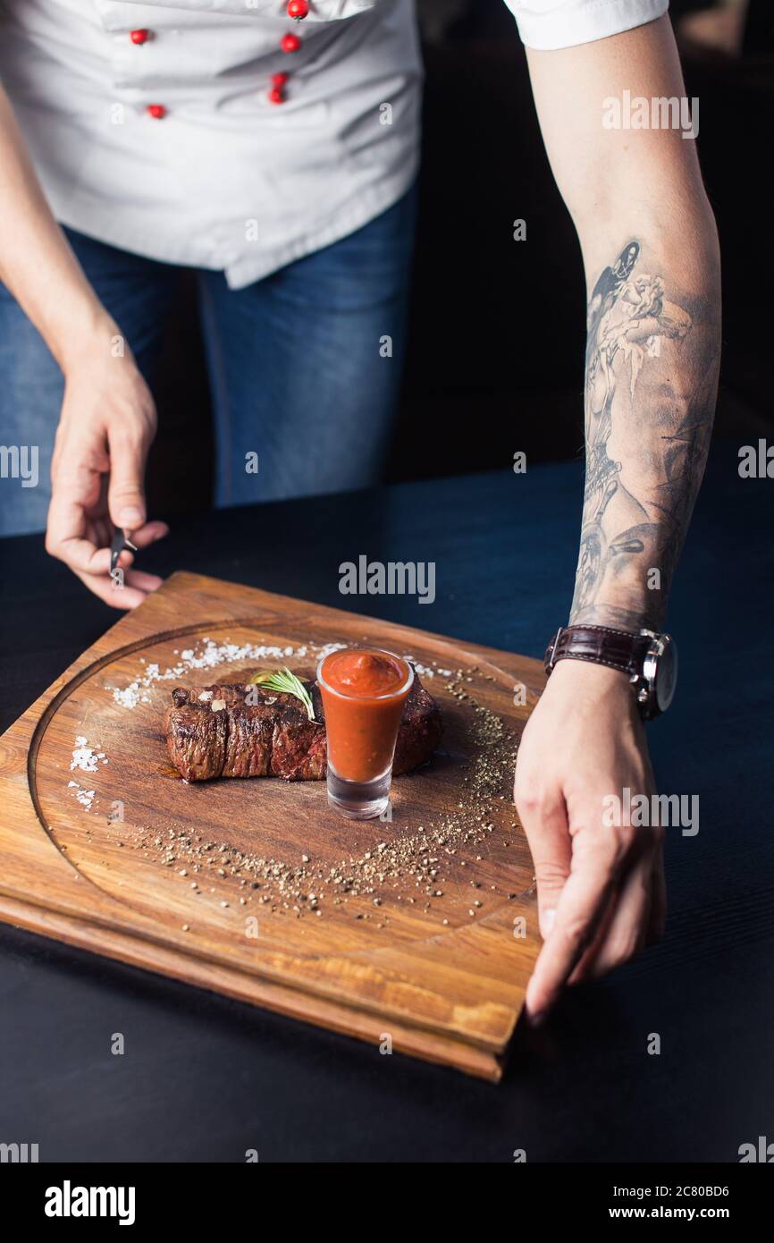 Cooks grilling meat in restaurant hi-res stock photography and images ...