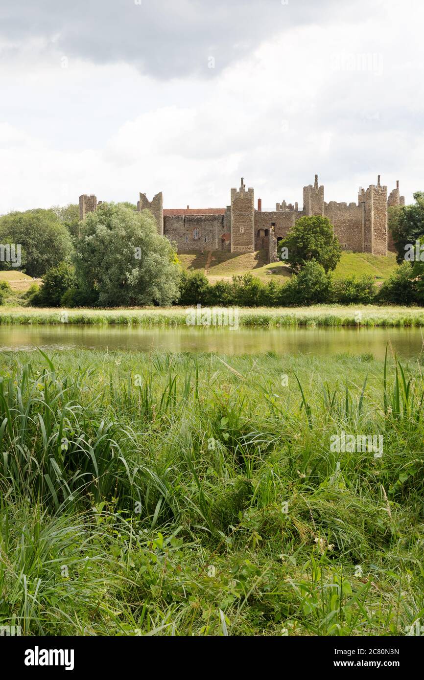 Medieval castle exterior hi-res stock photography and images - Alamy